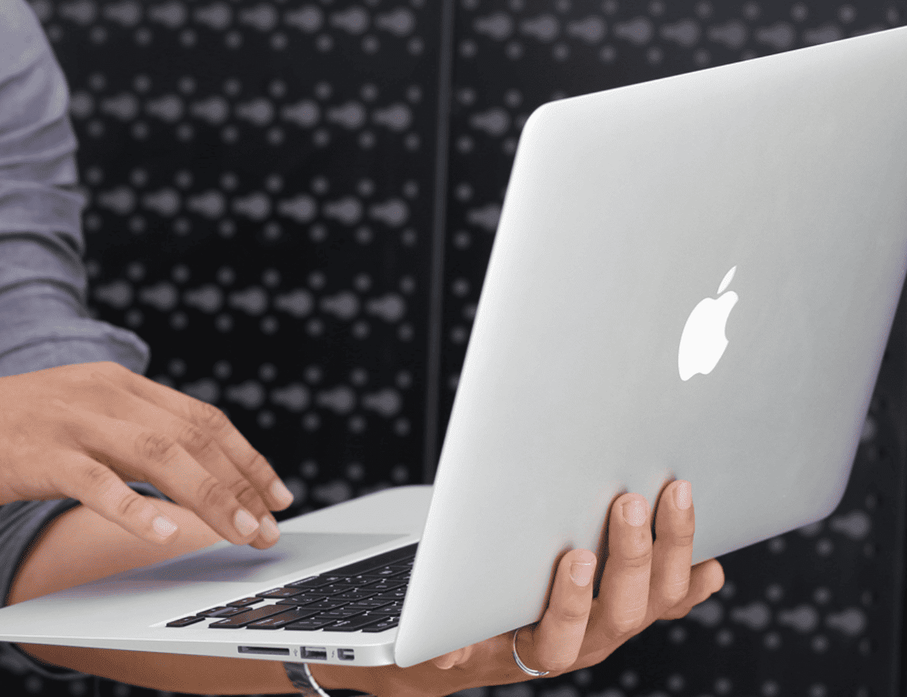 Nắm trọn kinh nghiệm nên mua MacBook xách tay hay chính hãng